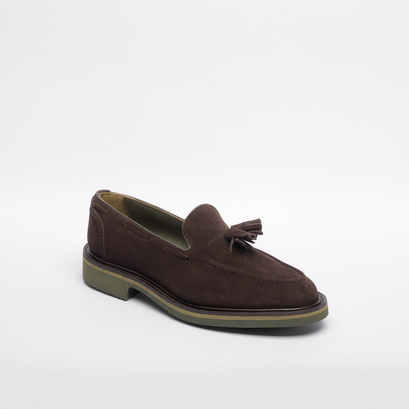 Mocassino con nappine Tricker's Elton in camoscio marrone suola vibram ...